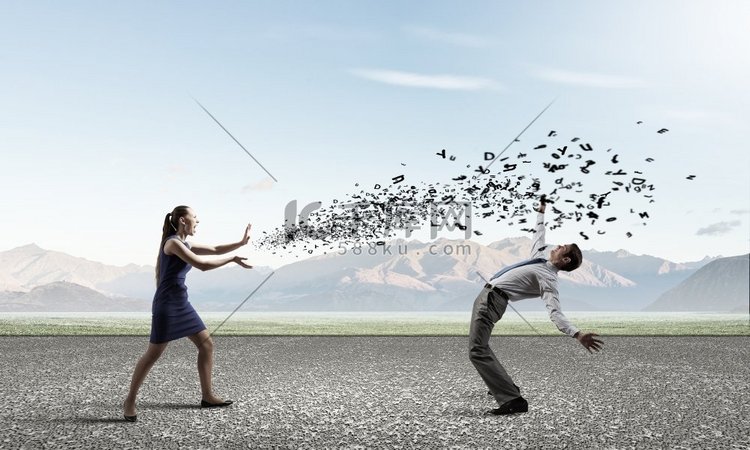 年轻的商人从飞行人物身上弯腰高清摄影大图-千库网