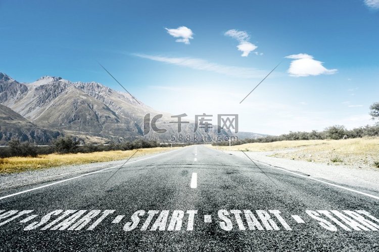 在柏油路上以字开头的概念图像。高清摄影大图-千库网