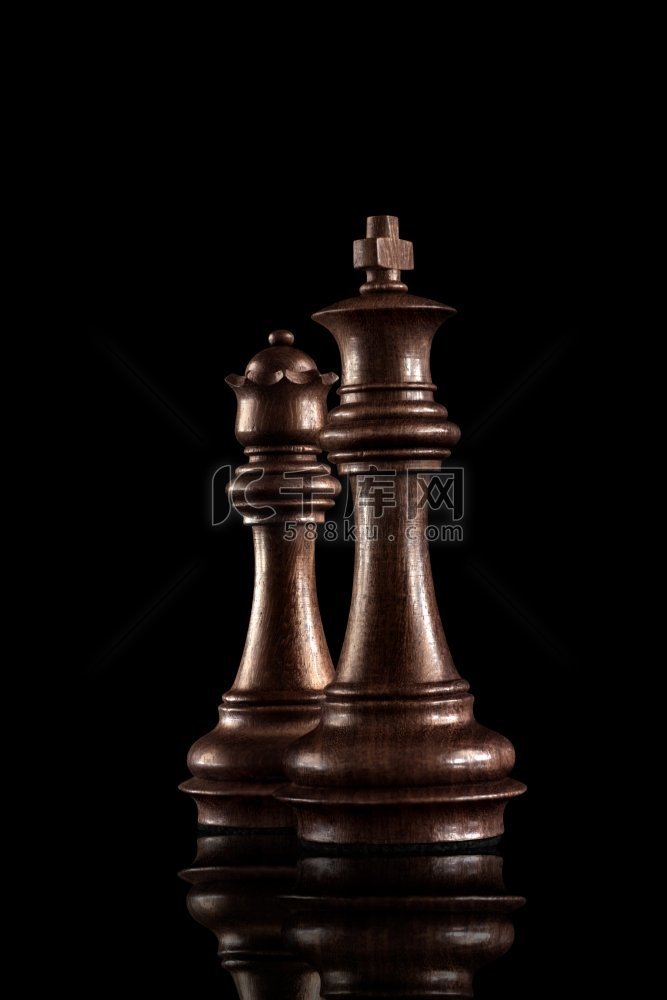 黑木国王和王后的国际象棋游戏概念，最强大的人物在黑暗背景下站在一起。高清摄影大图-千库网