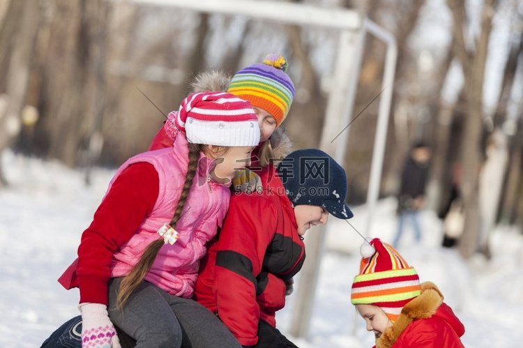 孩子们在冬季公园玩雪球玩得开心。高清摄影大图-千库网