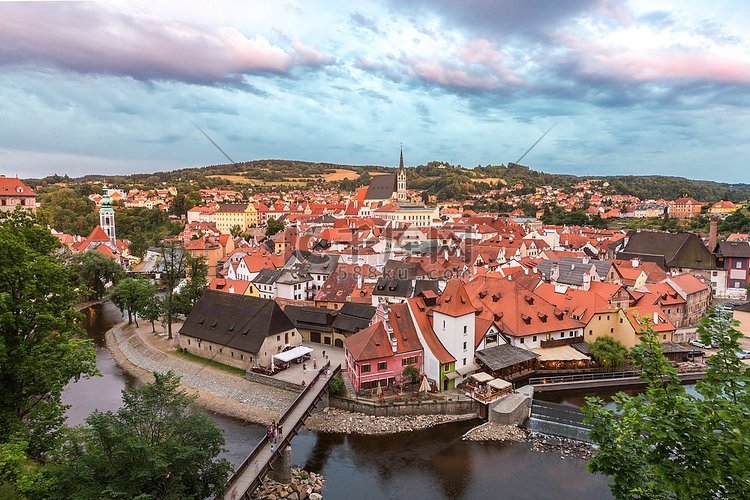 捷克共和国日落的 Cesky Krumlov 老城鸟瞰图高清摄影大图-千库网