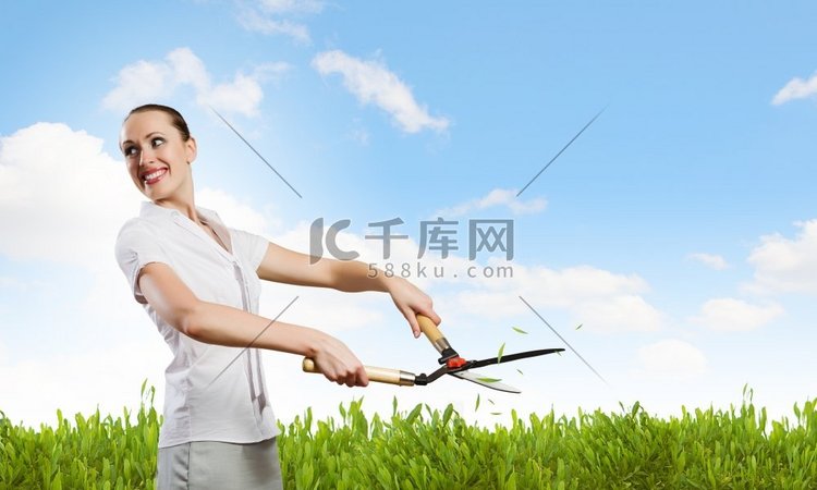 割草坪的女人。高清摄影大图-千库网