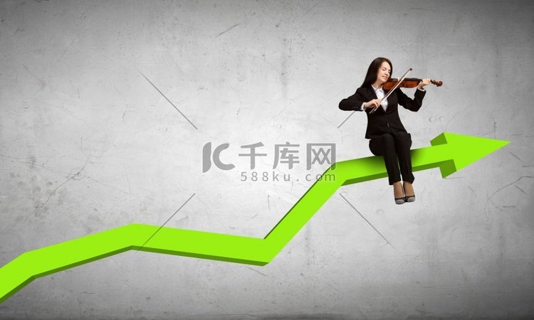 拉小提琴的女人。高清摄影大图-千库网