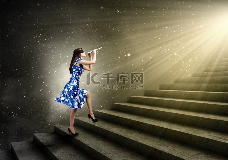 吹横笛的女人。高清摄影大图-千库网