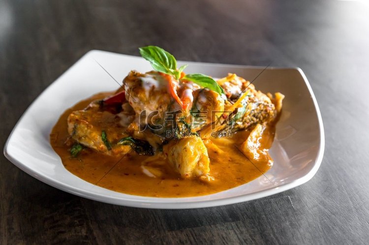 红咖喱酱炸石斑鱼 Chu Chee Pla高清摄影大图-千库网