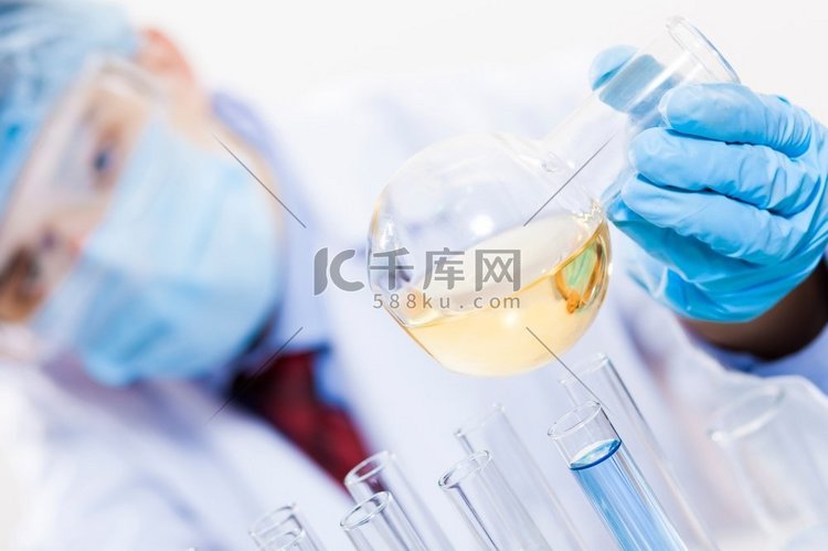 在实验室进行化学测试的年轻科学家。高清摄影大图-千库网