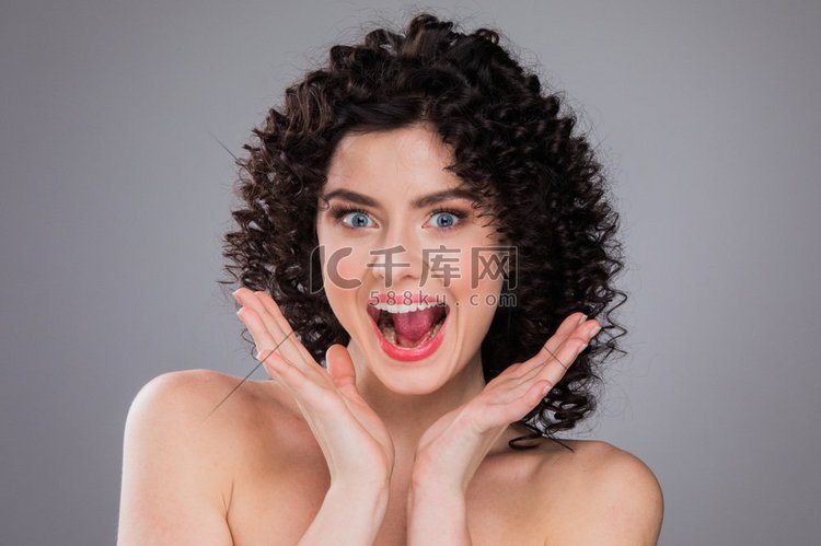 女人惊奇地尖叫起来。人物特写美女高清摄影大图-千库网