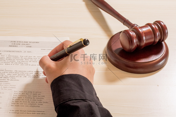 法律咨询法规法官书本钢笔法锤书写高清摄影大图-千库网