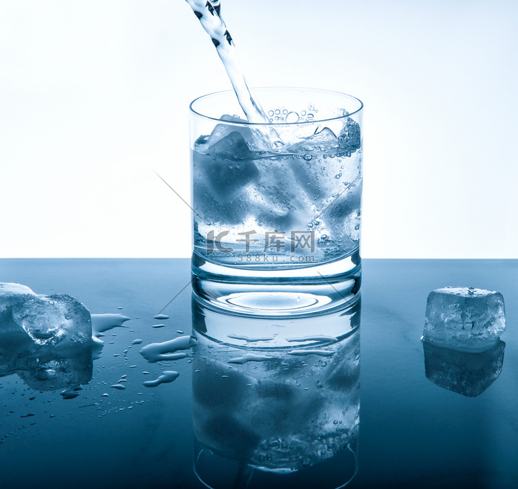 Water cold drink pouring into glass Blue colored高清摄影大图-千库网