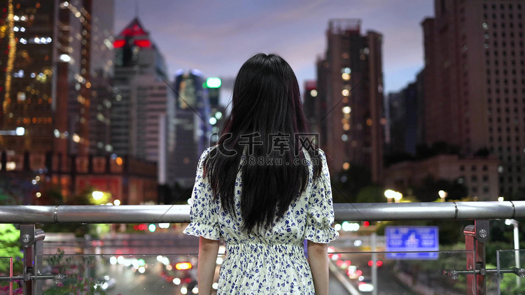 年轻美女张开双臂拥抱希望城市夜景背影高清摄影大图-千库网