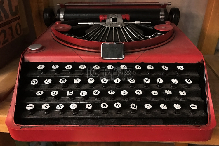 Black and Red vintage metal keyboard machine高清摄影大图-千库网