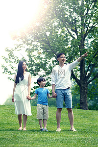 一家三口在草地上玩耍高清摄影大图-千库网