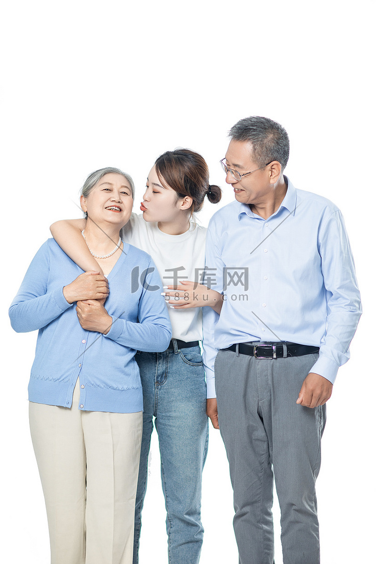 家庭和谐白天一家三口室内棚拍亲吻摄影图配图高清摄影大图-千库网