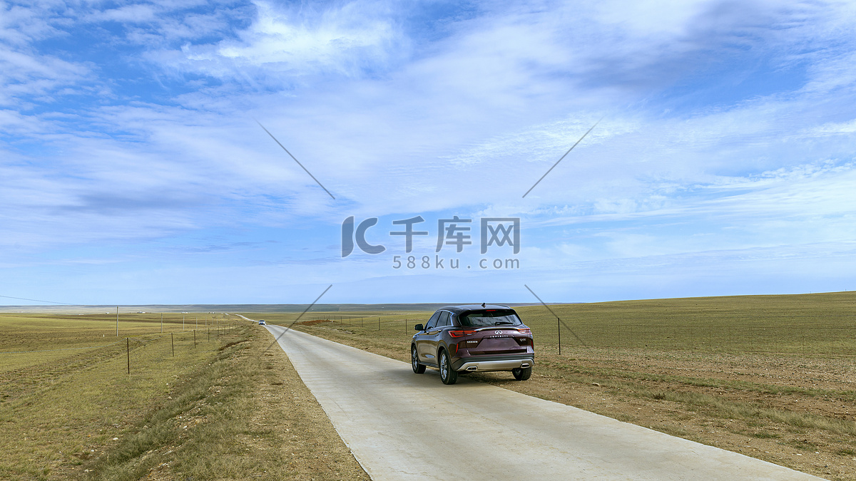 草原公路下午汽车秋季素材摄影图配图高清摄影大图-千库网