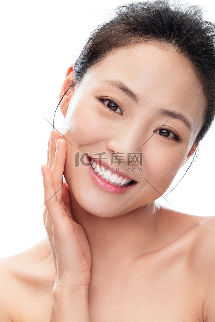 用手抚摸脸颊的青年女人高清摄影大图-千库网