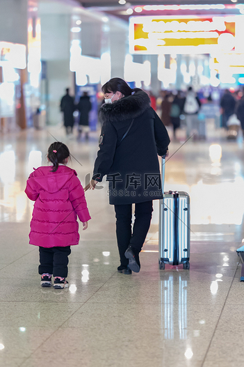妈妈带孩子的背影图片素材-妈妈带孩子的背影模板图片下载-千库网