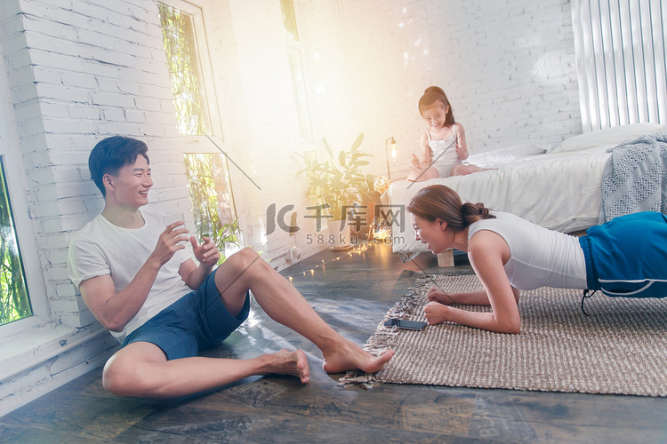 卧室内幸福的三口之家高清摄影大图-千库网