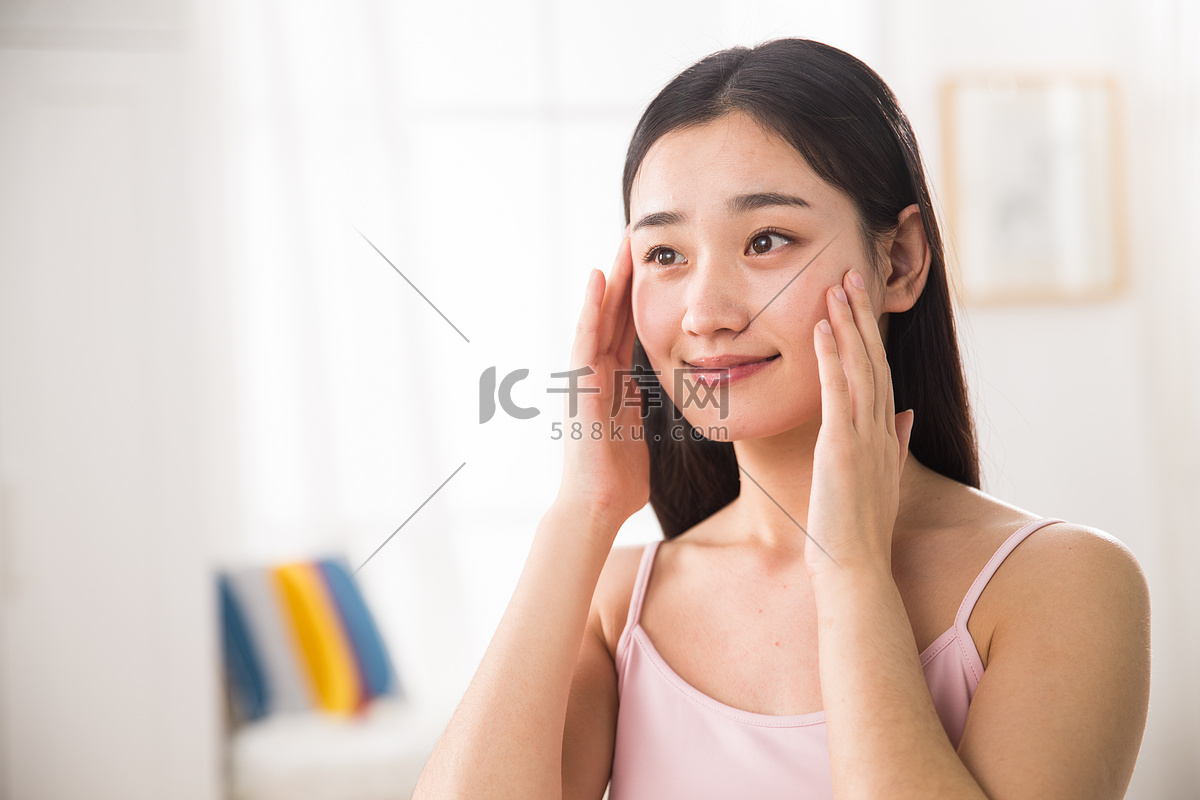 青年女人涂抹润肤露高清摄影大图 千库网