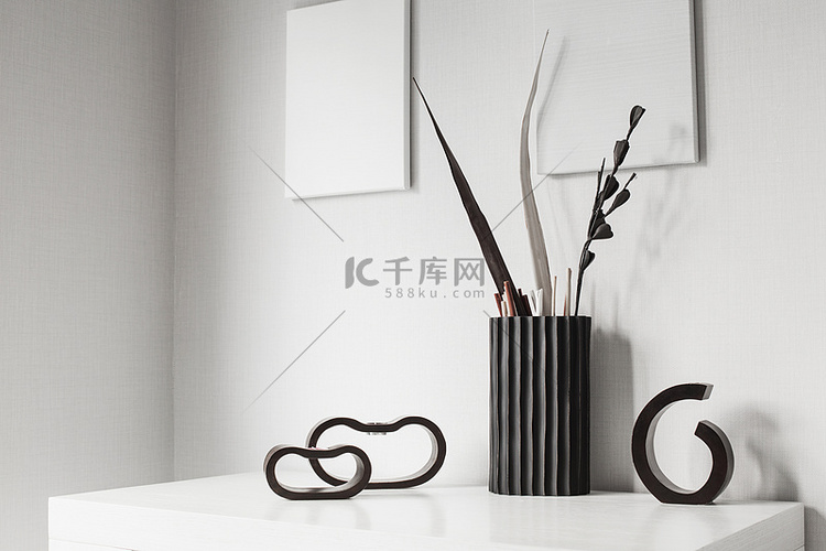 dark wooden candlesticks and vase in white interior背景图片免费下载_海报banner/高清 ...