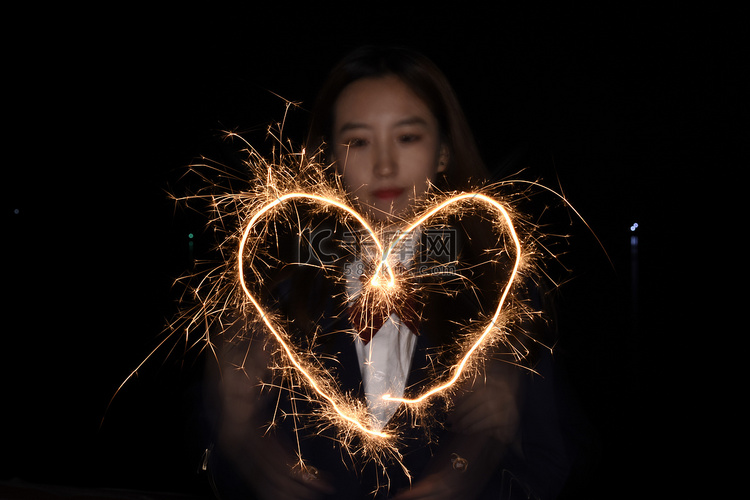 夜晚烟花棒爱心高清摄影大图-千库网