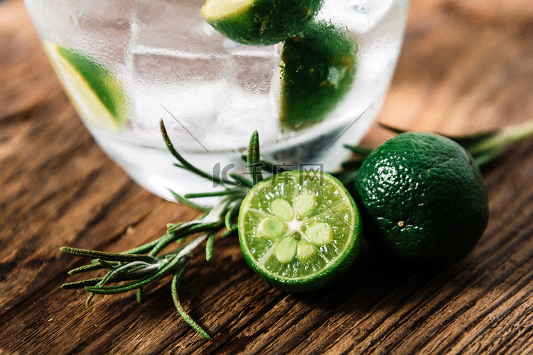 美食夏季小青桔木桌摆放摄影图配图高清摄影大图-千库网