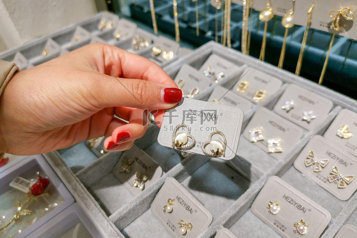 饰品商店美丽首饰精致摄影图配图高清摄影大图-千库网