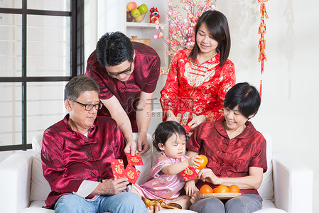 Chinese New Year giving red packets高清摄影大图-千库网