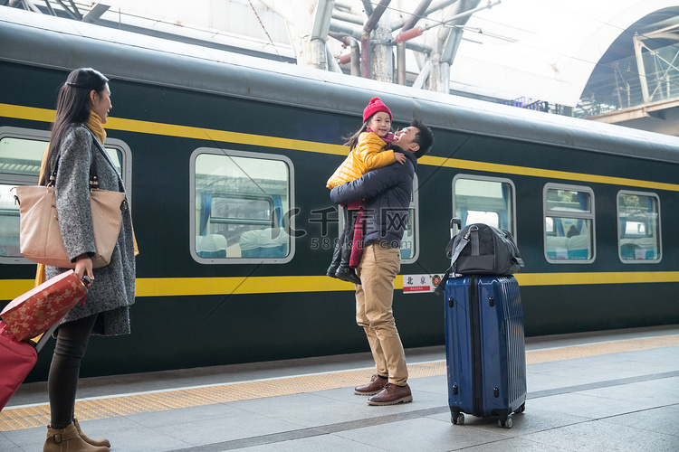 幸福家庭在车站月台高清摄影大图-千库网