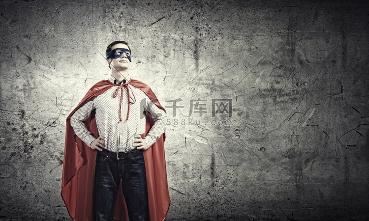 勇敢的超级英雄。戴着面具，披着斗篷的年轻自信的超人高清摄影大图-千库网