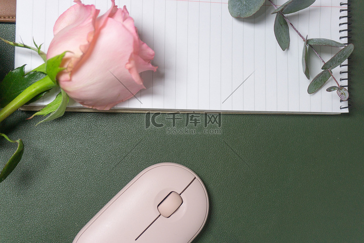 鼠标鲜花学习办公工作读书简约书桌书本书写书房高清摄影大图-千库网
