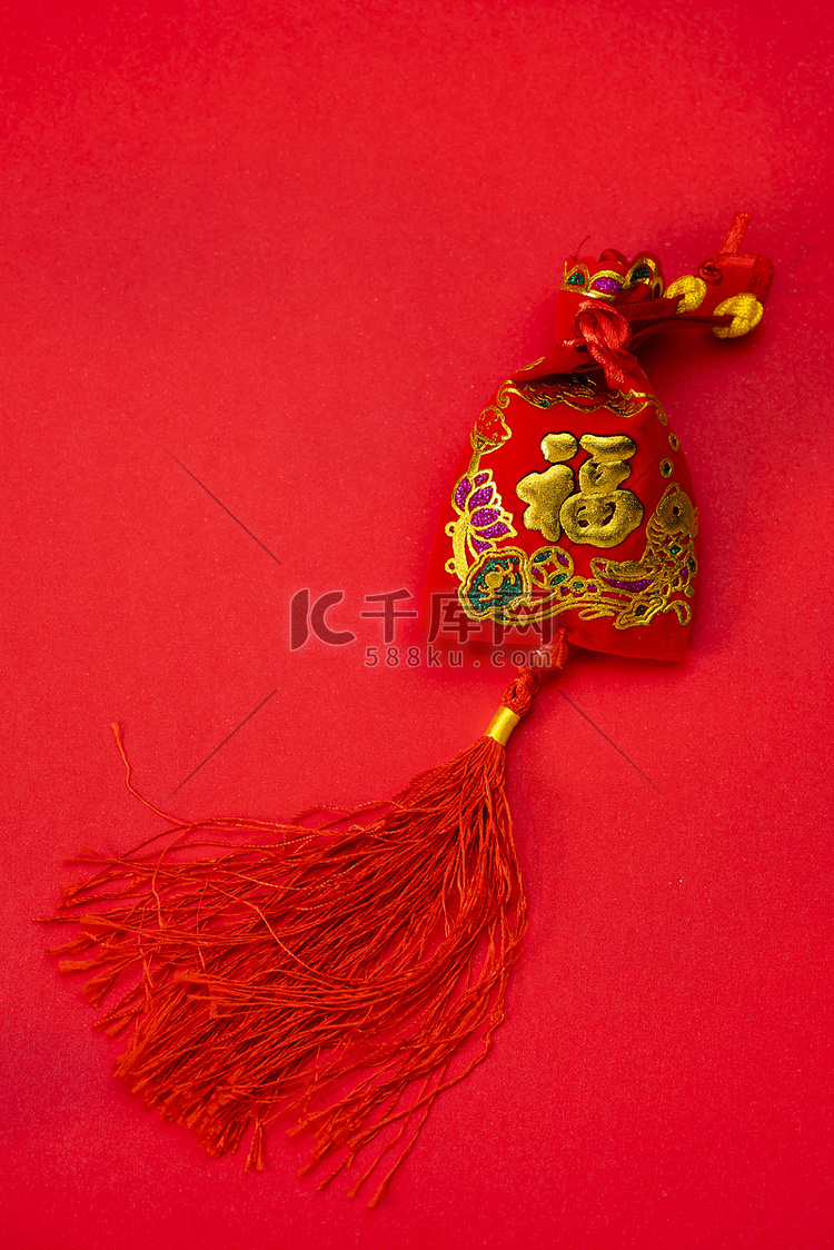 Chinese new year decorations and Auspicious ornaments on red bac高清摄影大图-千库网