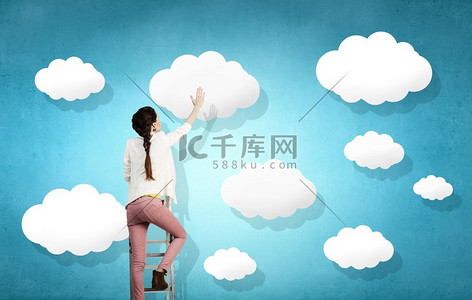 云计算连接。蓝色背景下女人触摸白云概念的背影高清摄影大图-千库网