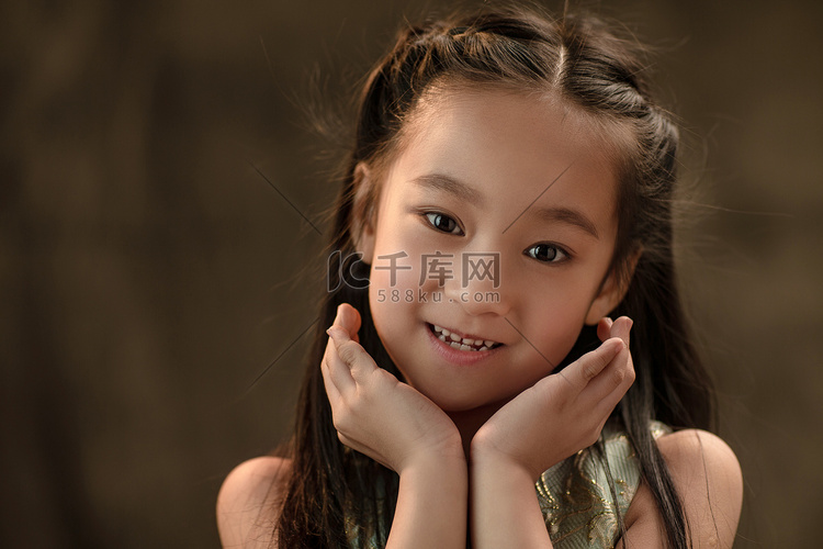 可爱的小女孩高清摄影大图-千库网