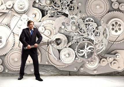 工作机制。年轻商人用扳手固定齿轮机构高清摄影大图-千库网