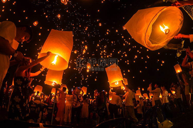 Lanna Dhutanka, Chiang Mai, Thailand - November 11, 2019：People高清摄影大图-千库网