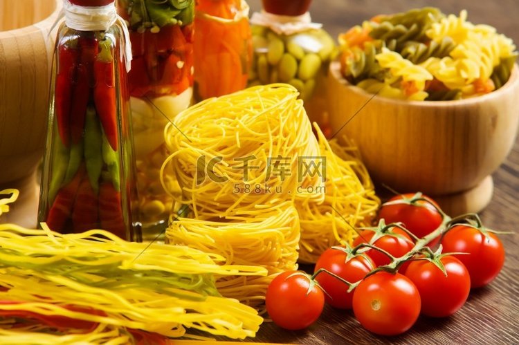 樱桃番茄。厨房桌子上的樱桃西红柿和蔬菜高清摄影大图-千库网