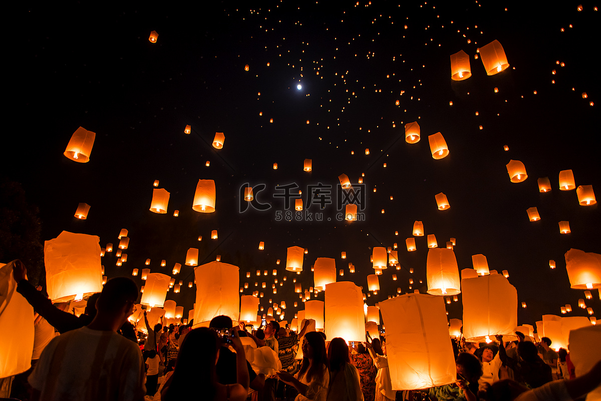 Lanna Dhutanka, Chiang Mai, Thailand - November 11, 2019：People高清摄影大图-千库网