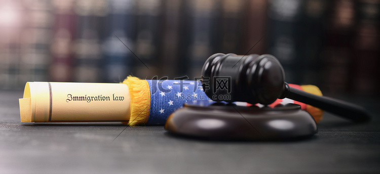 以& quot; Usa & quot;旗包裹的移民法、移民条例概念高清摄影大图-千库网
