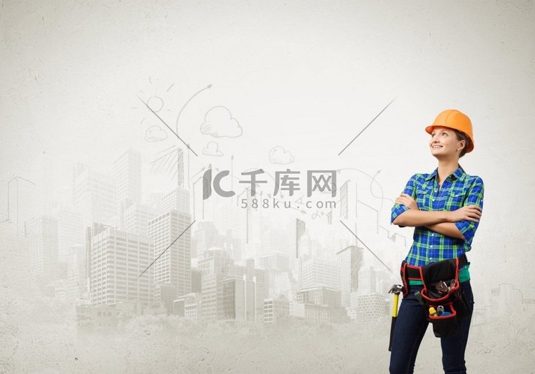 女工程师。戴着头盔和工具腰带的迷人的微笑女工程师高清摄影大图-千库网