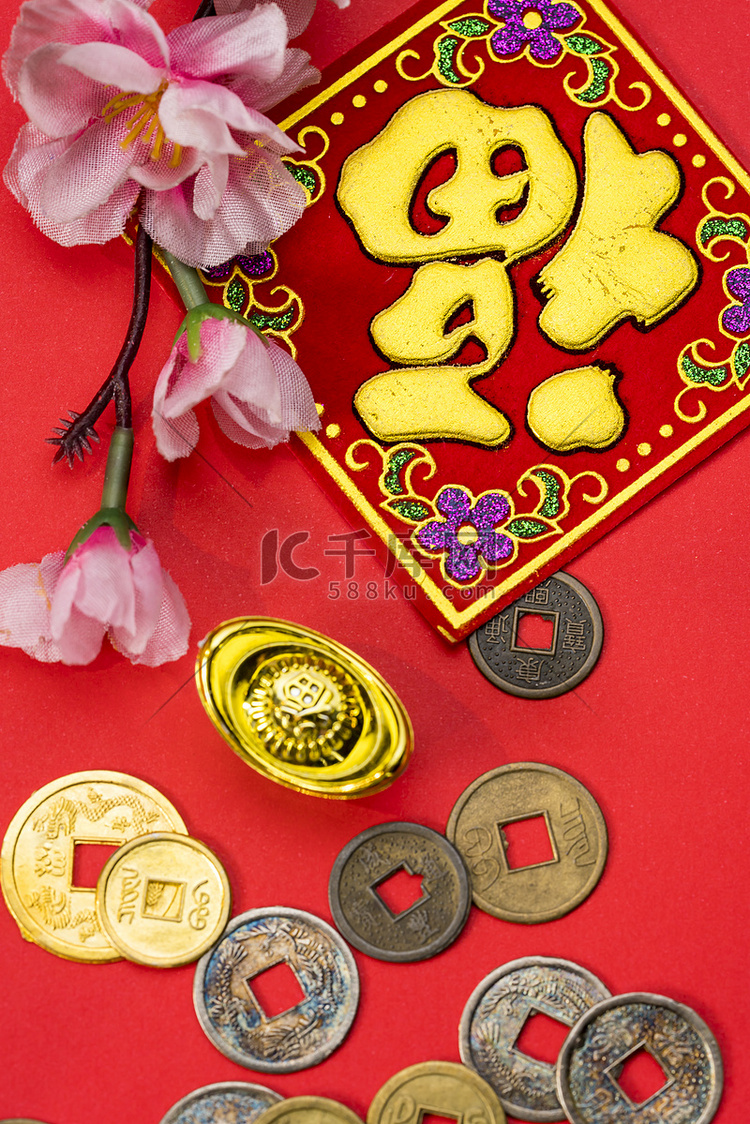 Chinese new year decorations and Auspicious ornaments on red bac高清摄影大图-千库网