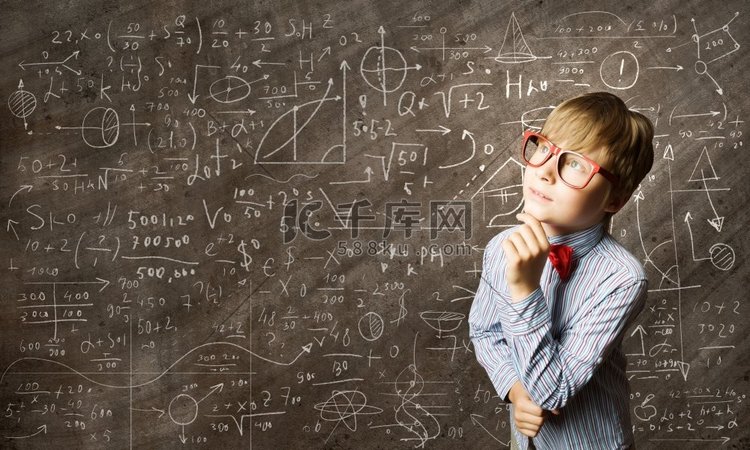 聪明的学生天才男孩在红色眼镜黑板附近的公式高清摄影大图-千库网