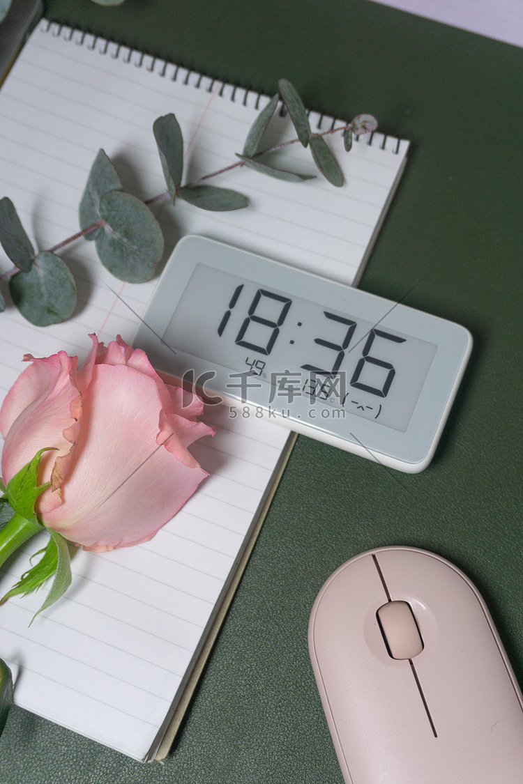 闹钟鲜花学习办公工作读书简约书桌书本书写书房高清摄影大图-千库网