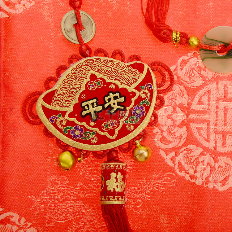 在白色背景上的传统中国结高清摄影大图-千库网