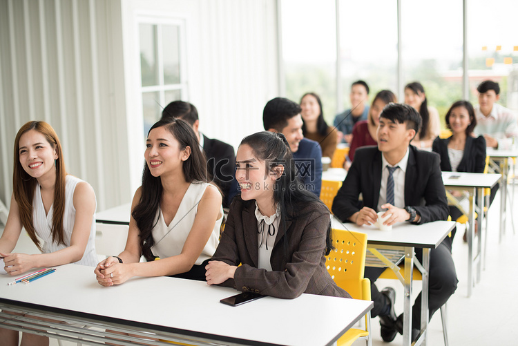 Asian male speaker is speaking at seminars and workshops to the 高清摄影大图-千库网