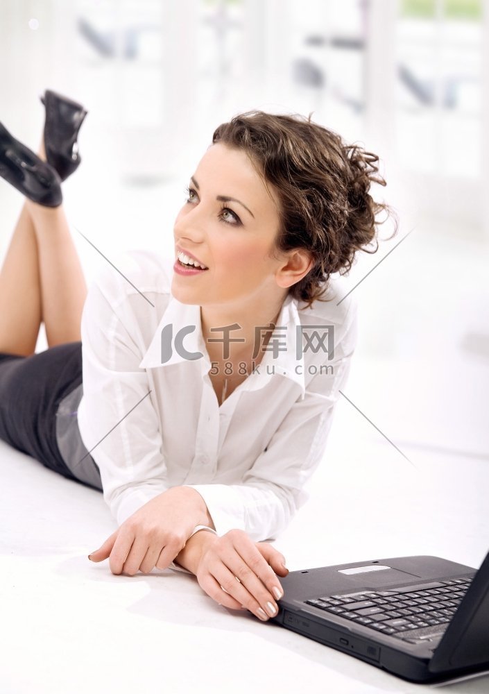 有吸引力的年轻员工与笔记本电脑高清摄影大图-千库网