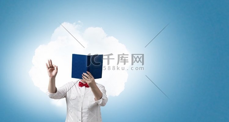 有书的资深妇女。高清摄影大图-千库网