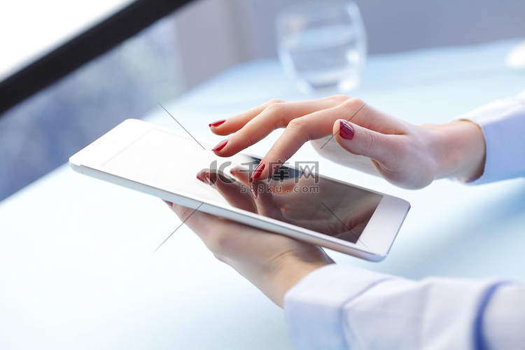 Female hands Touch the screen高清摄影大图-千库网