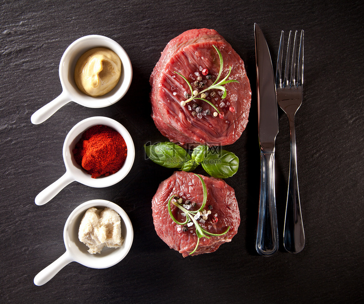 鲜牛肉原料牛排上黑色的石头高清摄影大图-千库网