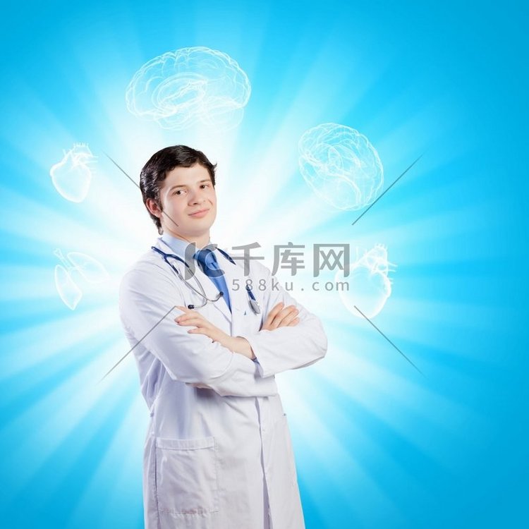 自信的医生。蓝色背景下穿着制服的快乐自信的医生形象高清摄影大图-千库网