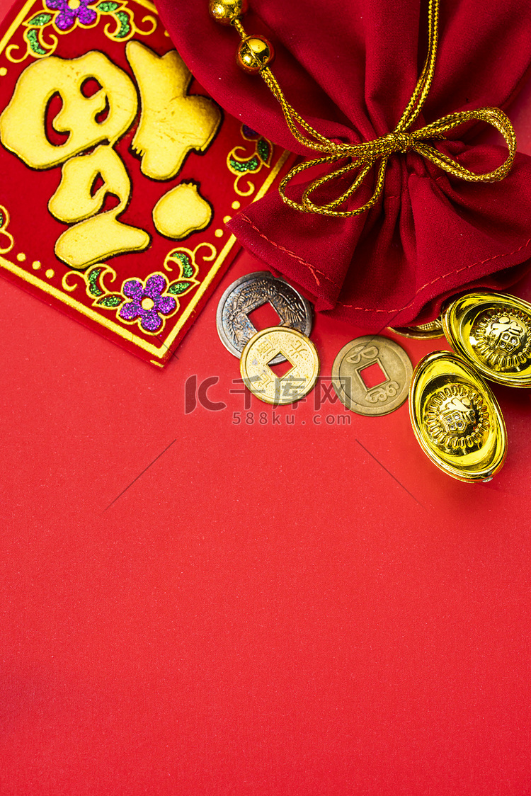 Chinese new year decorations and Auspicious ornaments on red bac高清摄影大图-千库网